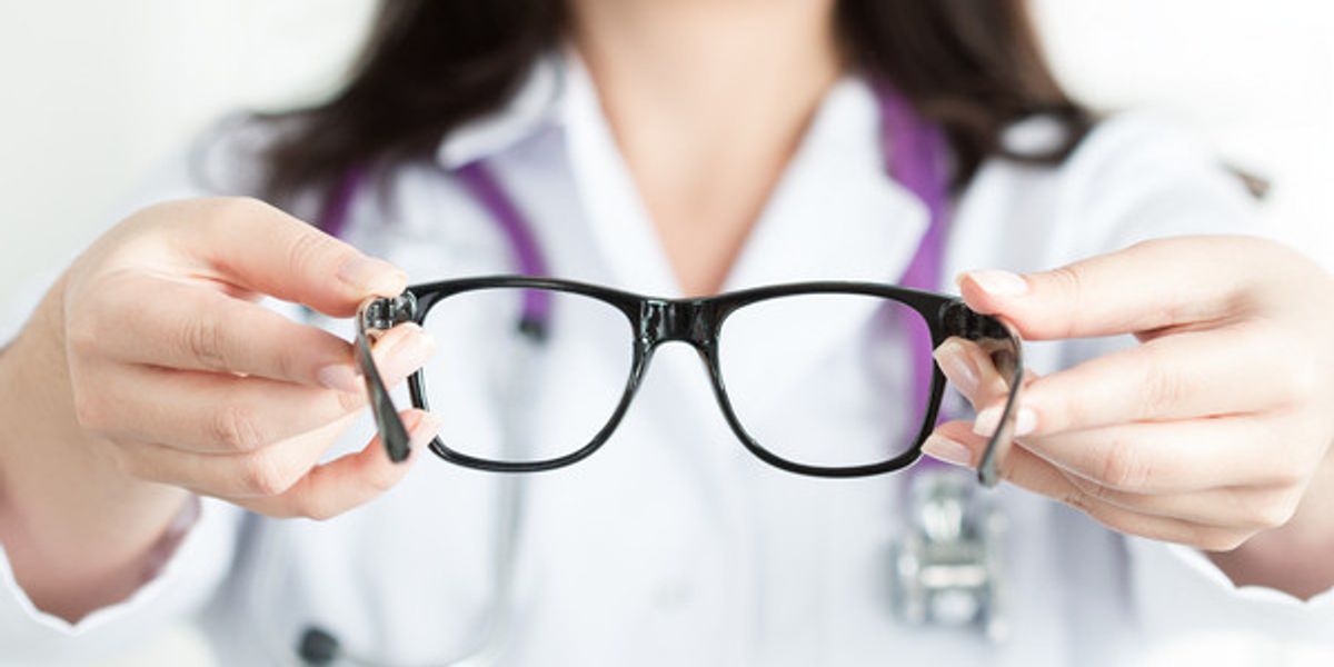 Difficulty Seeing? 4 Common Signs You Need Glasses - Buzzy Tricks